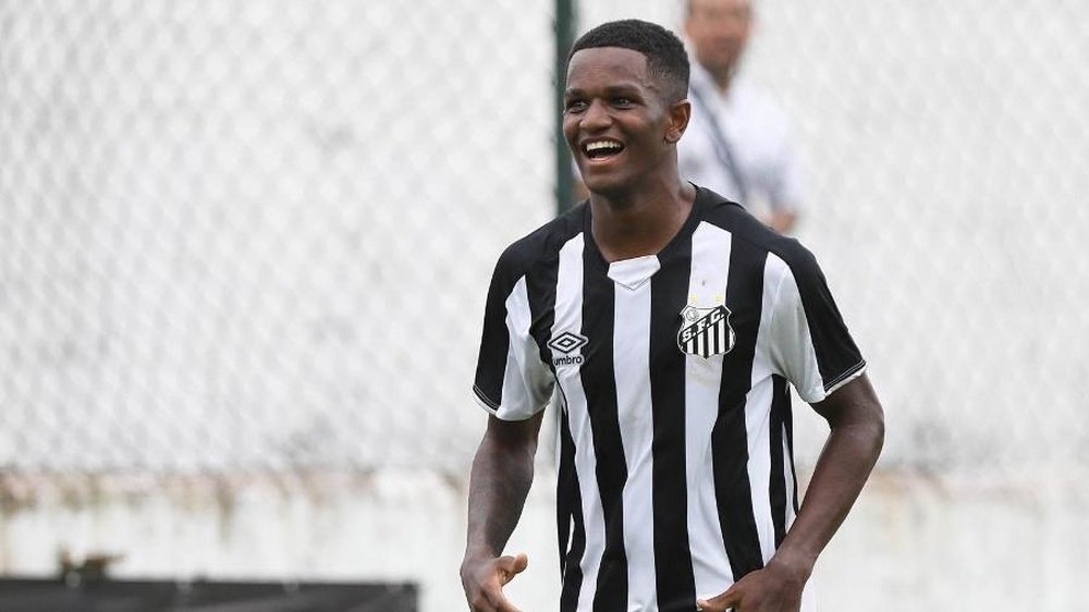 Report: AC Milan interested in signing 19-year-old Brazilian right-winger