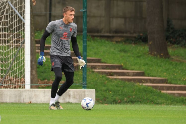 AC Milan officially renew contract of Italian goalkeeper Lapo Nava