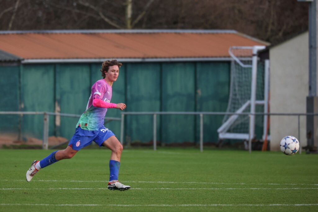 Comotto signs his first professional contract with Milan