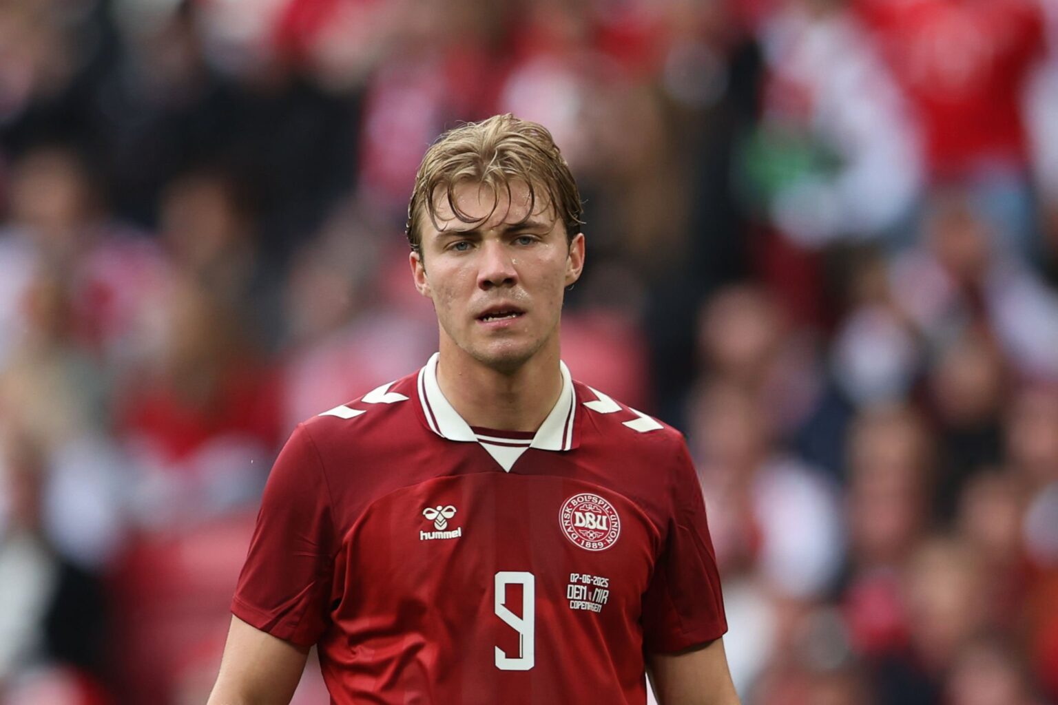 AC Milan director Tare stays in England to try to convince Hojlund