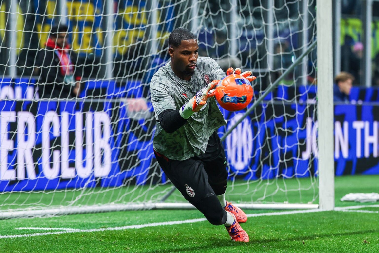 Maignan contract latest: Milan’s all-out push to keep star keeper amid ...
